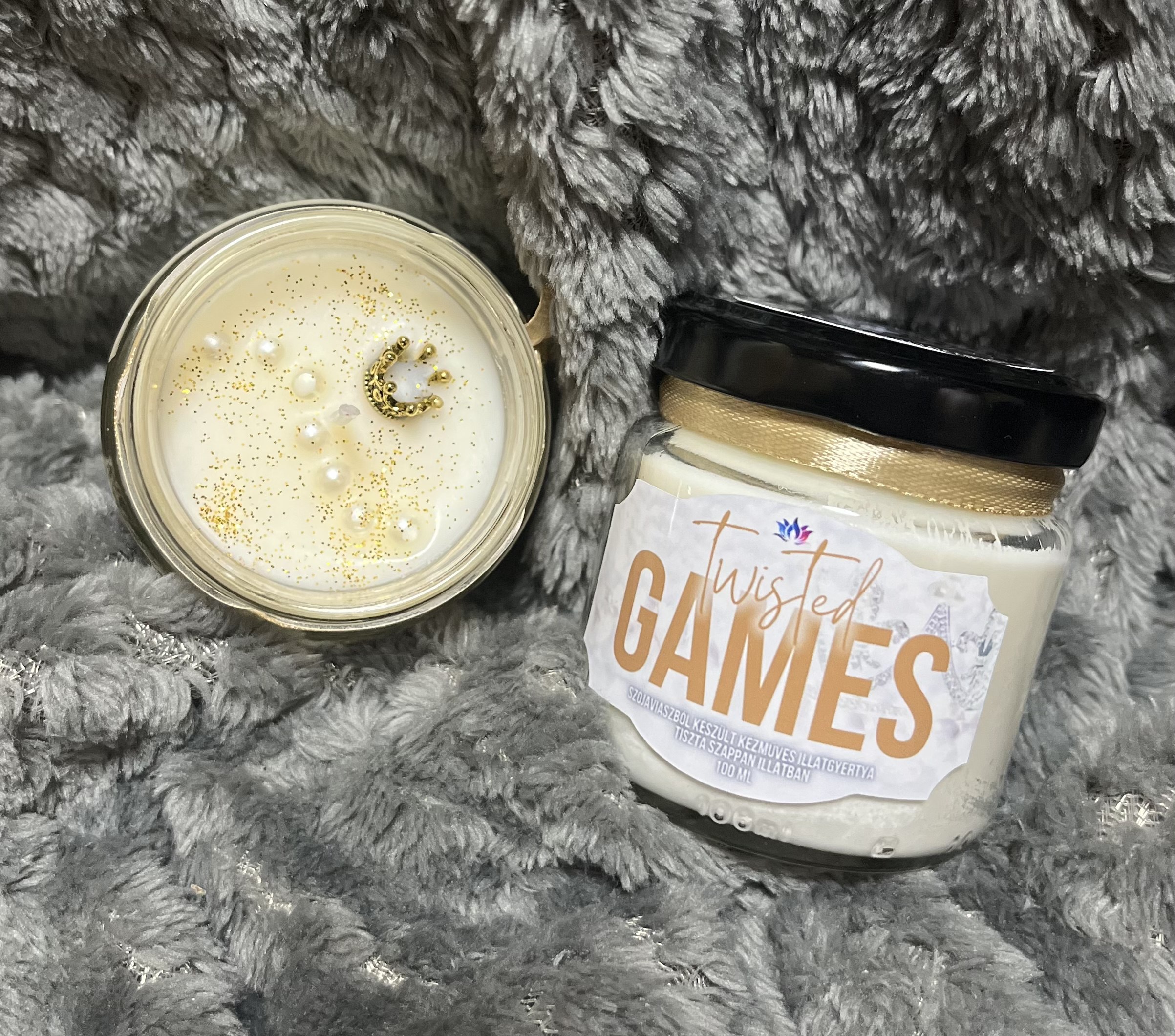 Twisted Games – Ana Huang – Maxim Kiadó szójaviasz illatgyertya – handmadebyjulievscott.hu