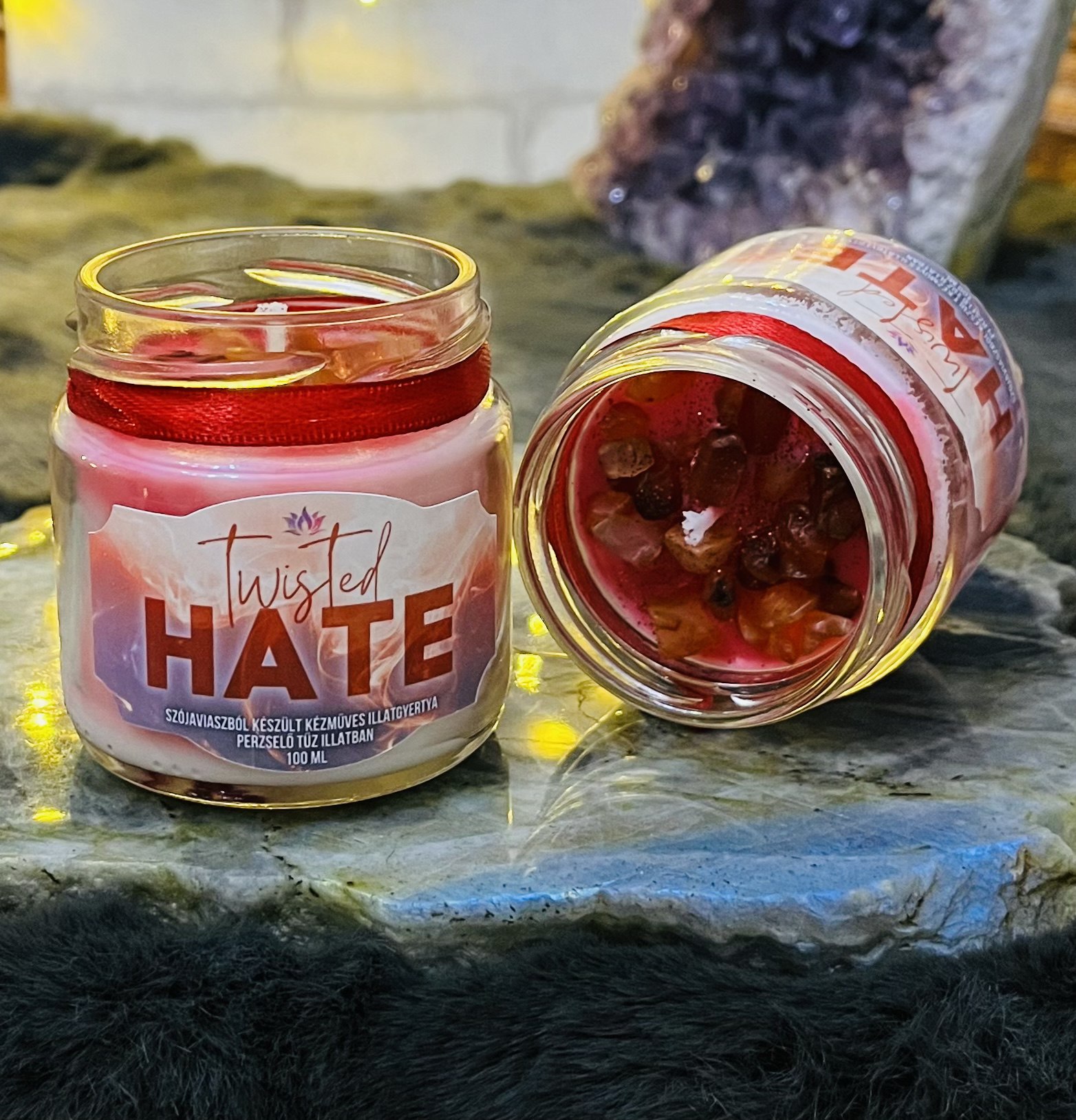 Twisted Hate – Ana Huang – Maxim Kiadó szójaviasz illatgyertya – handmadebyjulievscott.hu